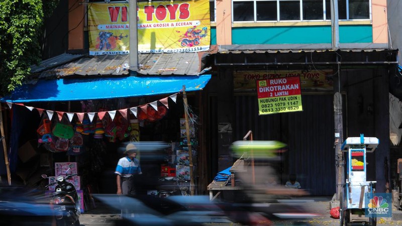 Pedagang Mainan Pasar Gembrong Ngeluh Sepi Pembeli, Ekonomi Lesu?