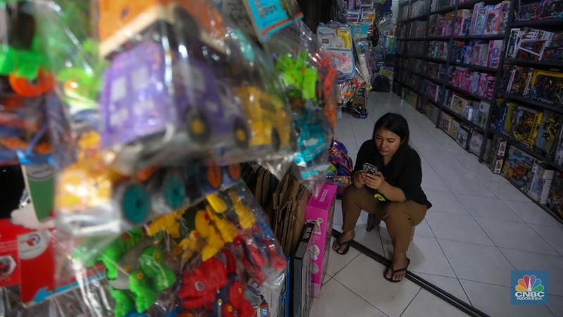 Pedagang Mainan Pasar Gembrong Ngeluh Sepi Pembeli, Ekonomi Lesu?