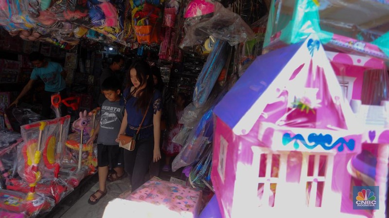 Pedagang Mainan Pasar Gembrong Ngeluh Sepi Pembeli, Ekonomi Lesu?