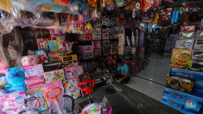 Pedagang Mainan Pasar Gembrong Ngeluh Sepi Pembeli, Ekonomi Lesu?