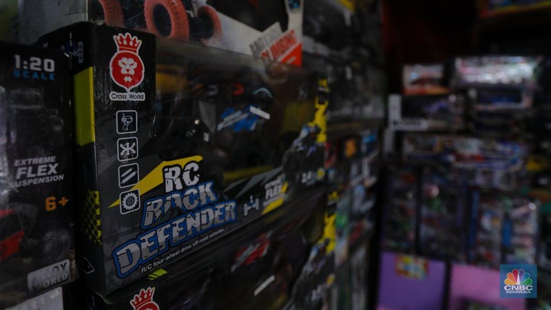 Pedagang Mainan Pasar Gembrong Ngeluh Sepi Pembeli, Ekonomi Lesu?