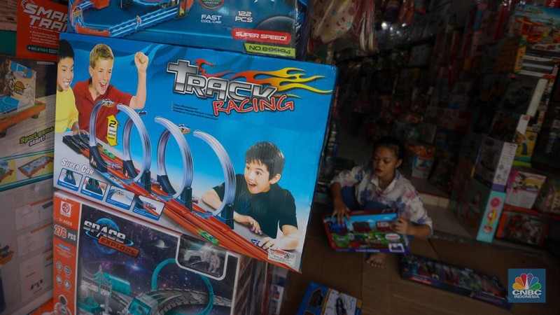 Pedagang Mainan Pasar Gembrong Ngeluh Sepi Pembeli, Ekonomi Lesu?