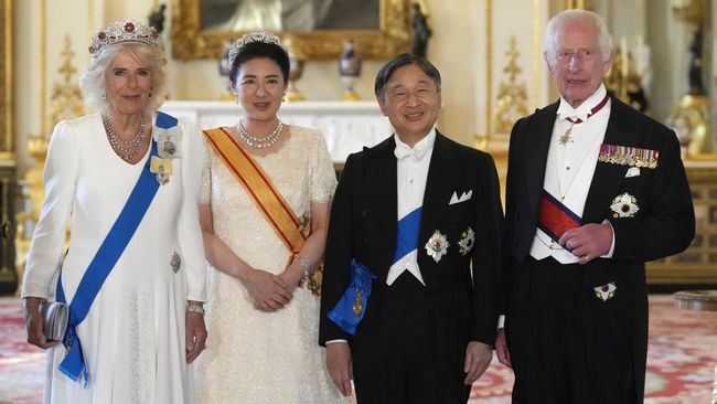 Kembar Pakai Putih, Begini Beda Gaya Ratu Camilla dan Permaisuri Masako ...
