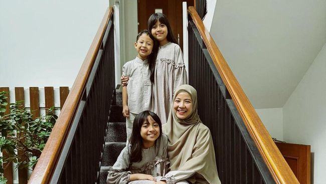 7 Potret Single Mom Bareng Anak-Anaknya, Ada Irish Bella hingga Natasha ...