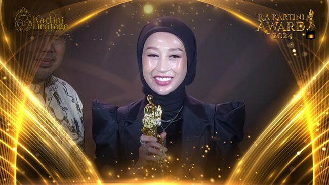 Reza Gladys Raih Piala Doctor Entrepreneur in Digital Marketing ...