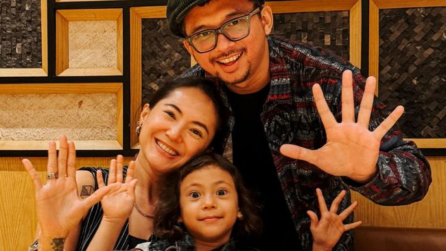 7 Potret Terbaru Poppy Sovia Bareng Anak & Suami, Curi Perhatian dengan ...