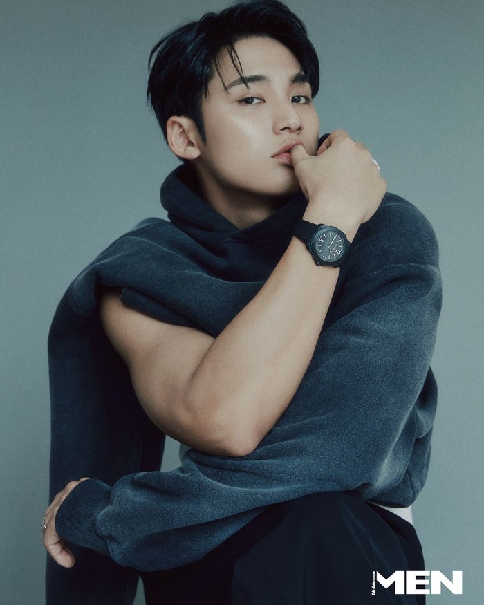 7 Potret Mingyu SEVENTEEN Pamer Visual Menawan di Pemotretan MEN Noblesse dengan Bulgari - Foto 1