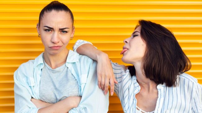 6 Tanda Orang Diam-Diam Nggak Suka Kamu, Bisa Lihat dari Senyumnya