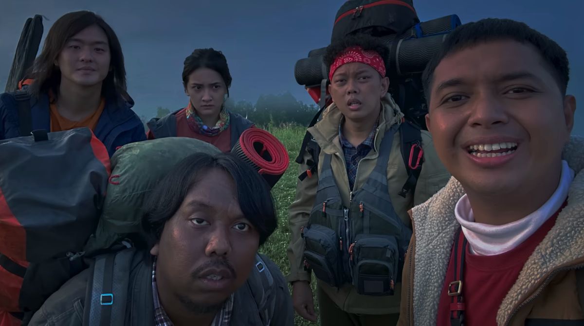 Sinopsis Sekawan Limo, Ancaman Mengintai Usai Langgar Mitos Gunung