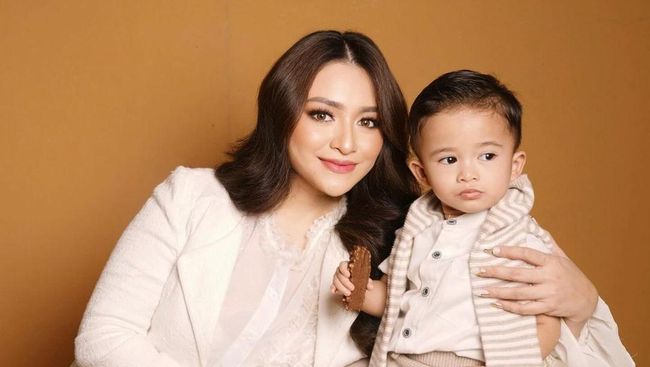 7 Potret Terbaru Adzam Putra Nathalie Holscher dan Sule, Disebut Bule Kasep - Foto 1