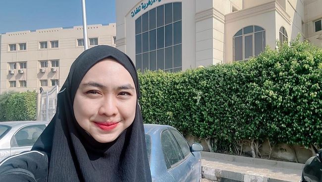 7 Potret Oki Setiana Dewi dan Keluarga yang Menetap di Mesir untuk ...