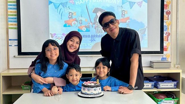 7 Potret Kebersamaan Natasha Rizky & Desta Asuh Anak, Terbaru Rayakan ...