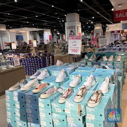 Sepatu & Sandal Diskon Hingga 70% di Transmart Full Day Sale