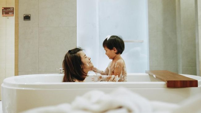 Sampai Kapan Orang Tua Boleh Mandi Bareng Anak? Ini Kata Psikolog