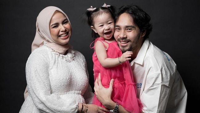 7 Potret Maternity Shoot Kehamilan Kedua Asri Faradila Istri Achmad ...