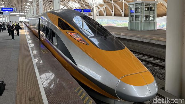 Jadwal, Rute, dan Harga Kereta Cepat Whoosh Jakarta-Bandung Lengkap 2024