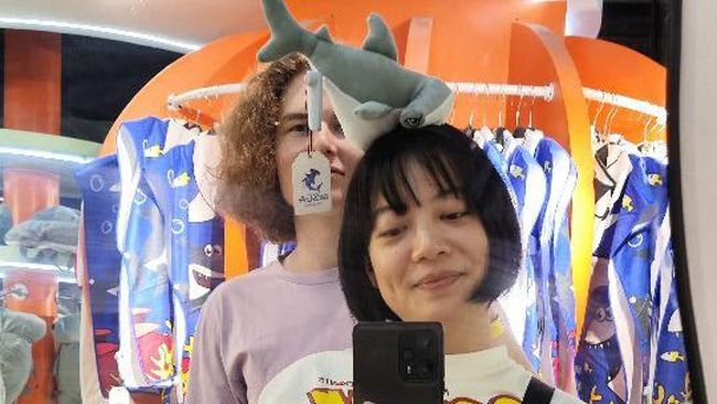 7 Potret Serunya Leony Ajak Pacar Bule ke Pasar di Jakarta, Rela ...