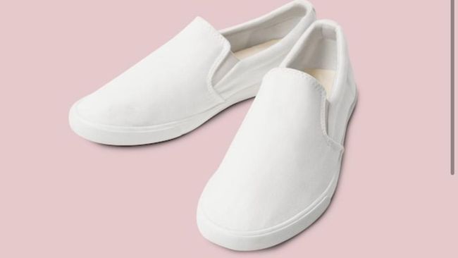 5 Cara Efektif Mengembalikan Warna Sepatu Putih yang Kotor dan ...