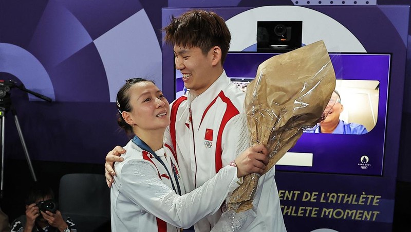 Momen Atlet China Huang Yaqiong Dilamar Usai Dapat Medali Emas, Baper!