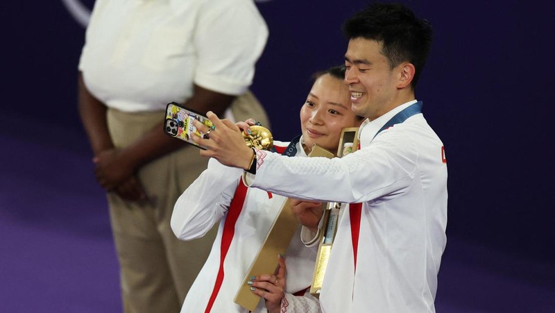 Momen Atlet China Huang Yaqiong Dilamar Usai Dapat Medali Emas, Baper!