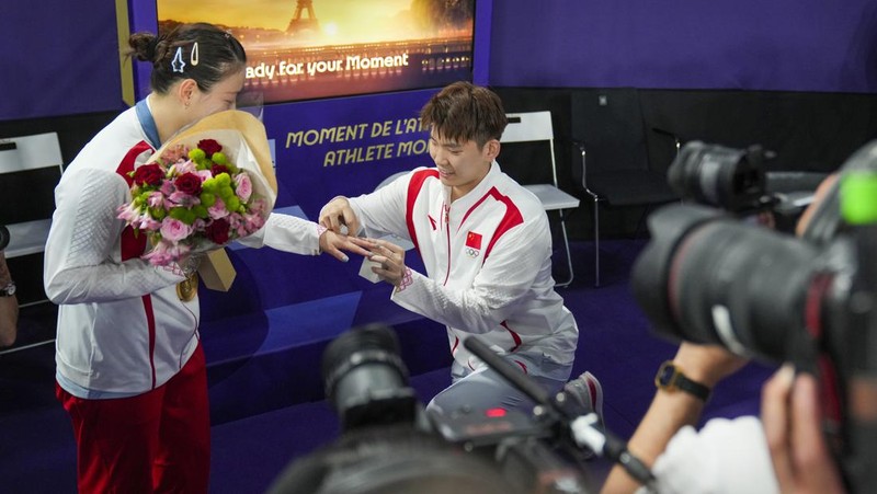 Momen Atlet China Huang Yaqiong Dilamar Usai Dapat Medali Emas, Baper!