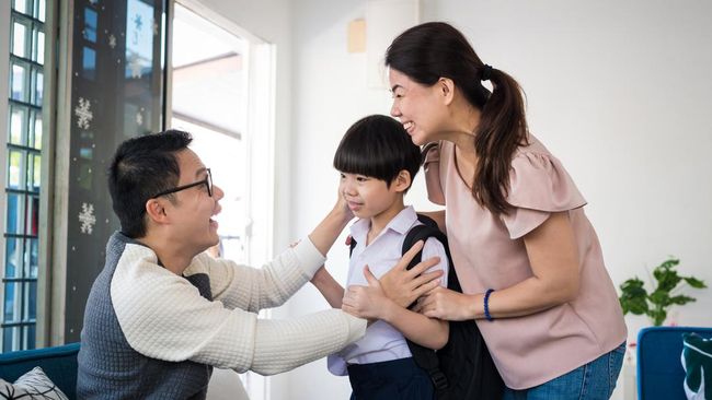 Ini Alasan Mengapa Ayah Harus Sempatkan Diri Mengantar Anak ke Sekolah Ini Alasan Mengapa Ayah Harus Sempatkan Diri Mengantar Anak ke Sekolah
