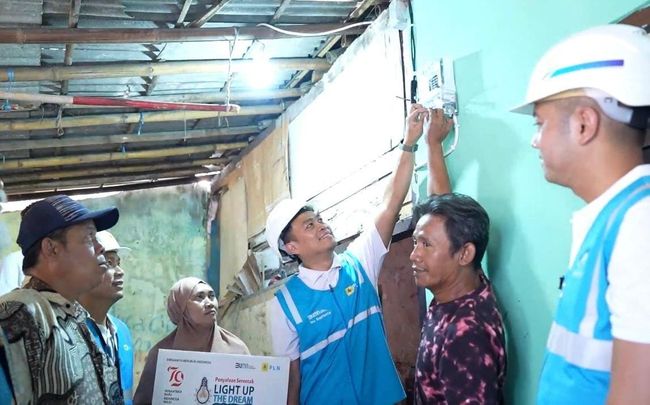 HUT RI, Pegawai PLN Sambung 7.357 Listrik Gratis ke Warga Kurang Mampu