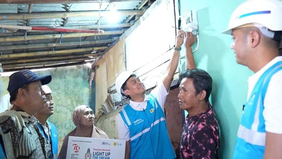 HUT RI, Pegawai PLN Sambung 7.357 Listrik Gratis ke Warga Kurang Mampu