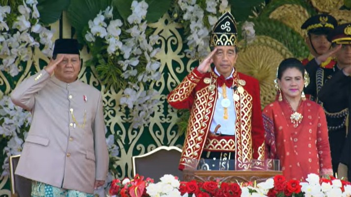 Jokowi-Iriana Pakai Baju Adat Banjar di Upacara Penurunan Bendera