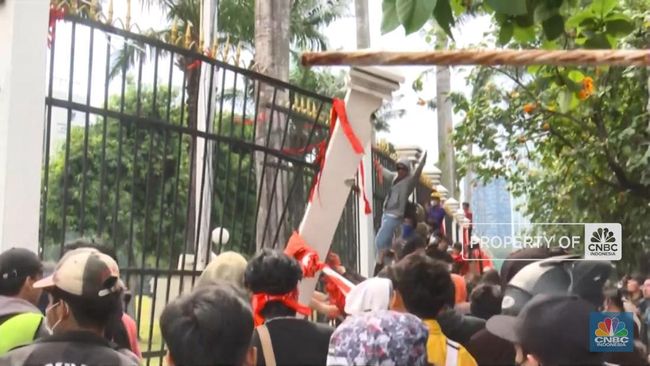 Demo Darurat Indonesia: Mahasiswa Rusak Pagar Gedung DPR RI