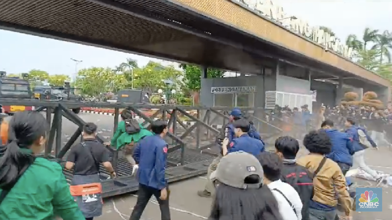 Detik-detik Pagar Depan & Belakang Gedung DPR Dirobohkan Massa