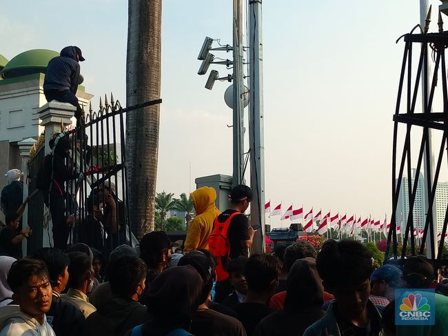 Detik-detik Pagar Depan & Belakang Gedung DPR Dirobohkan Massa