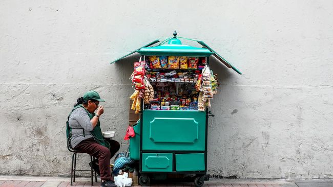 Viral di Medsos, Pedagang Asongan Ini Gratiskan Dagangannya untuk ...