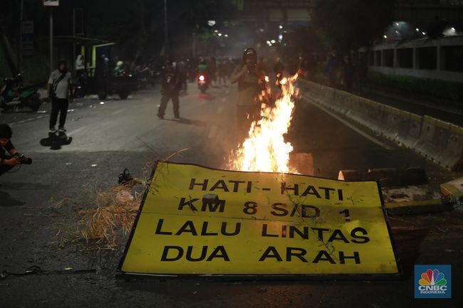 Live Now! Situasi Terkini di Depan Gedung DPR, Polisi Bubarkan Massa