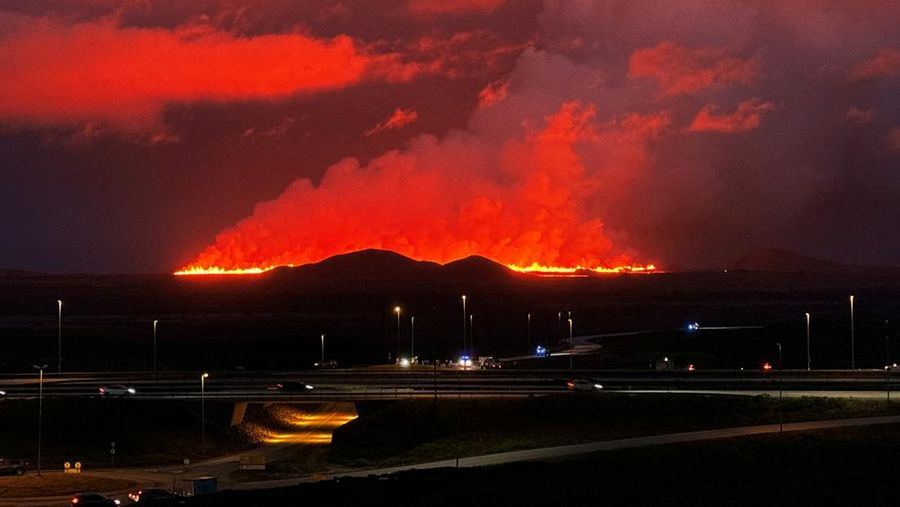 Detik-Detik Gunung Api Eropa Meletus, Semburkan Lava 'Neraka'