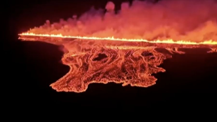 Detik-Detik Gunung Api Eropa Meletus, Semburkan Lava 'Neraka'