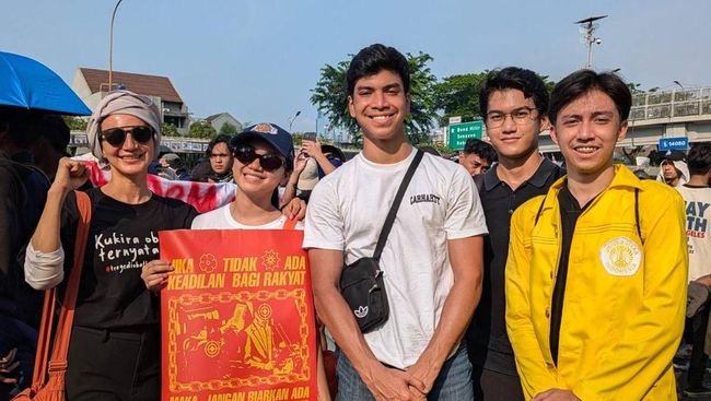 5 Potret Momen Wanda Hamidah & Anak-anaknya Ikut Demo di Depan Gedung ...