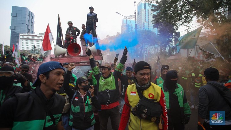 Penampakan Demo Ojol Memanas, Massa Bakar Ban Hingga Nyalakan Flare
