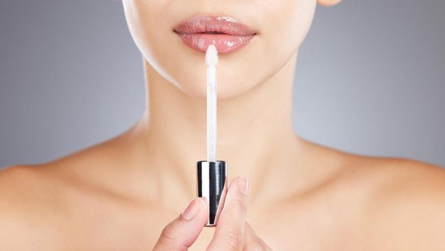 7 Rekomendasi Lip Gloss Bening dan Berwarna yang Ringan di Bibir