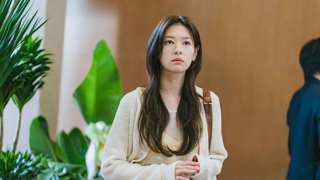 5 Potret Outfit Jung So Min sebagai Bae Seok Ryu di Drama Korea Love ...