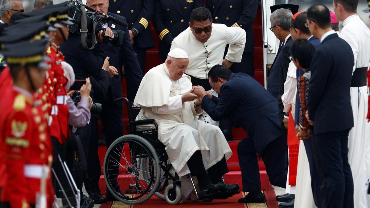 FOTO: Momen Bersejarah Paus Fransiskus Tiba di Indonesia