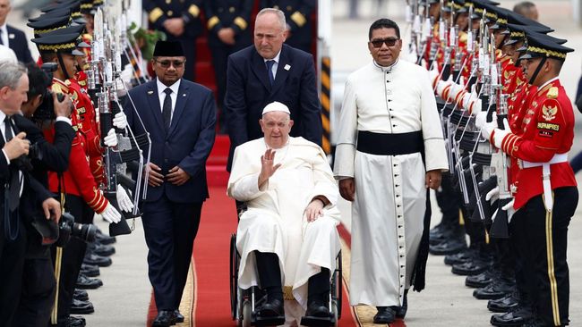 Berita Momen Bersejarah Paus Fransiskus Tiba di Indonesia - Pahami