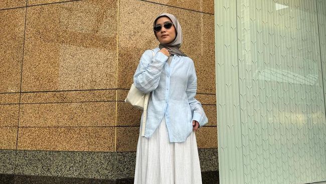 Get The Look: Inspirasi OOTD ke Pantai untuk Hijabers ala Dwi Handayani