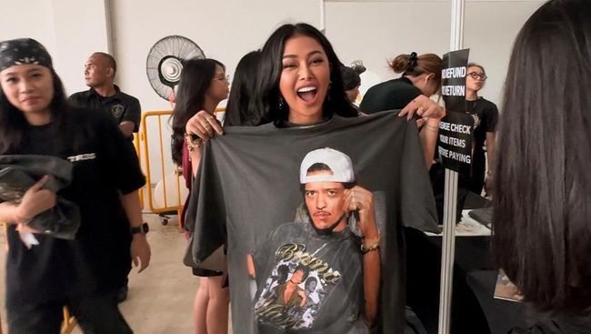 7 Potret Mutia Ayu Nonton Konser Bruno Mars, Disenyumin hingga ...