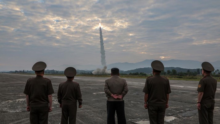Kim Jong Un Tantrum! Korut Tembak Rudal, Tembus 1.000 Km-Tahan 5 Detik