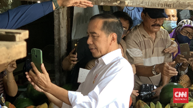 Jokowi Cek Harga Pangan di Pasar Surabaya: Telur Terlalu Rendah