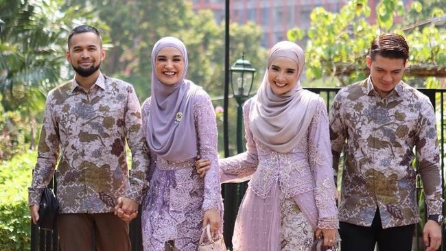 5 Potret Model Batik Wanita Berhijab ala Artis, Natasha Rizky hingga ...