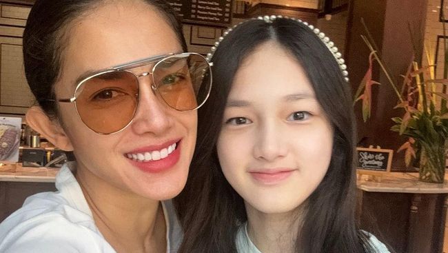 Seven portraits of the gorgeous Elea Putri Ussi Sulistyawati, who is ...