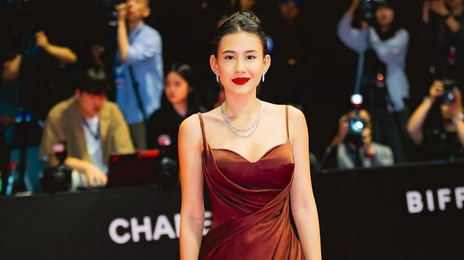 Shenina Cinnamon Tampil Menawan di Busan International Film Festival 2024