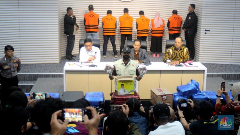 Ada OTT KPK, Uang Rp12 M di Dalam Koper dan Kardus Diamankan